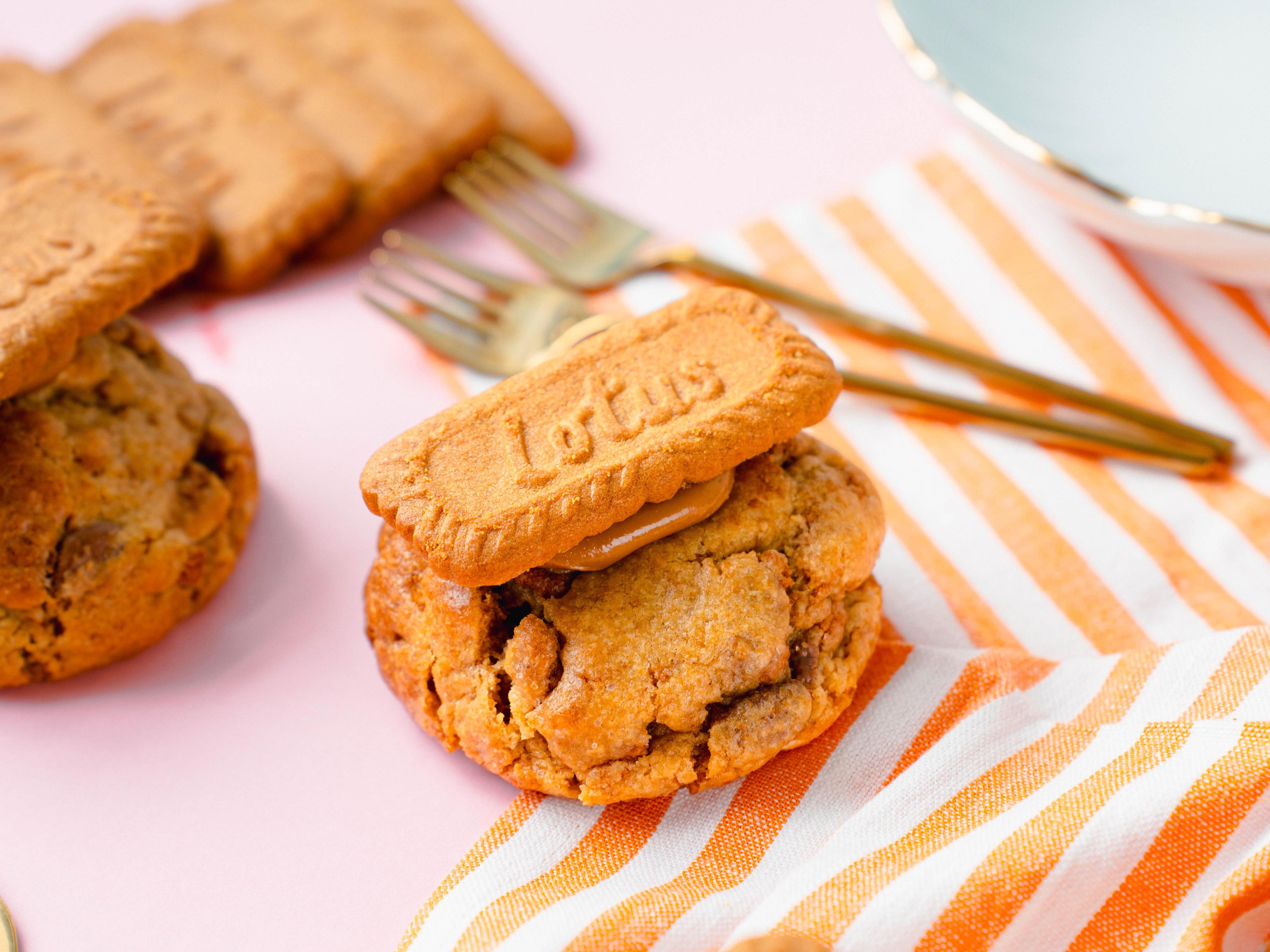 Biscoff cookie på stripete hvitt og oransje kjøkkenhåndkle
