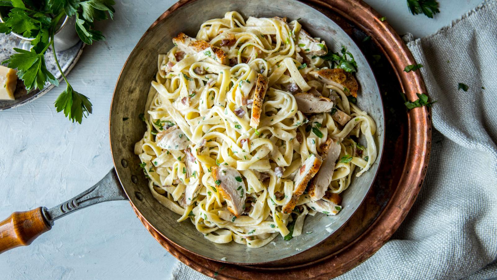 Kremet kyllingpasta - Enkel og god middag | Oppskrift