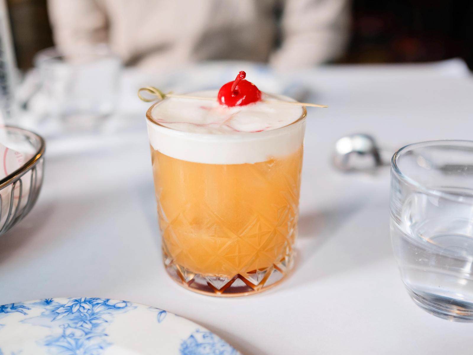 Amaretto sour - Søt og syrlig drinkklassiker | Oppskrift