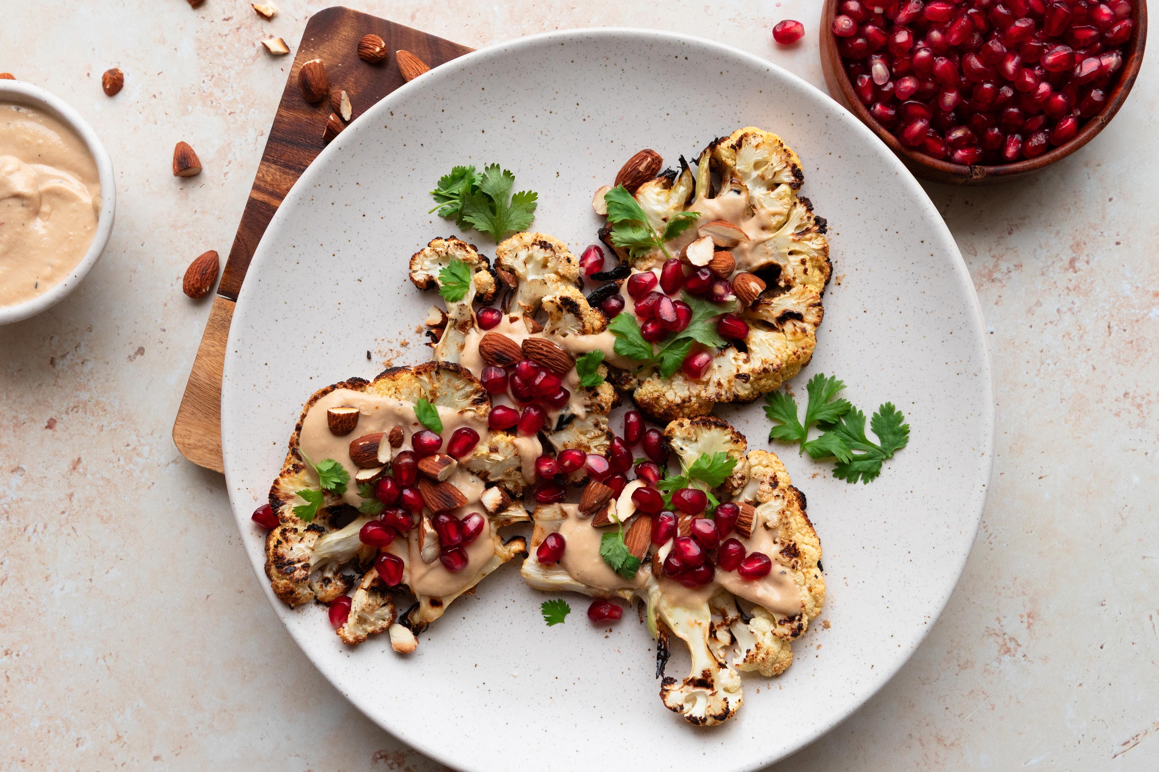 Grillet blomkål med tahinisaus, granateple og ristede mandler